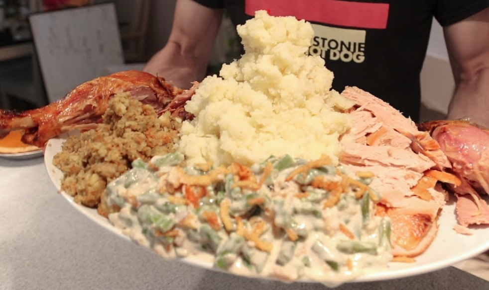 Here s How Many Calories The Average American Thanksgiving Meal Has Here s How Many Calories The Average American Thanksgiving Meal Has