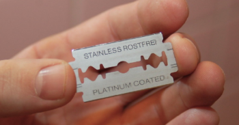 Woman Shares Hack To Clean Kitchen Tiles Using A Razorblade | 12 Tomatoes